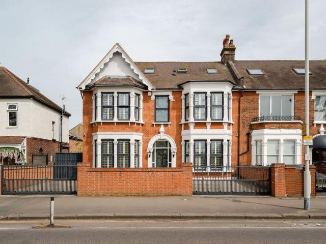 5 bedroom semi detached house for sale