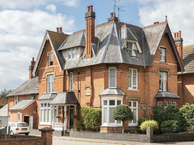 5 bedroom semi detached house for sale