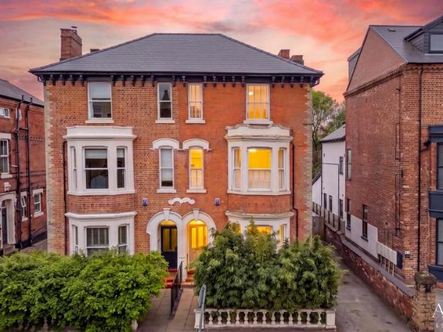 5 bedroom semi detached house for sale