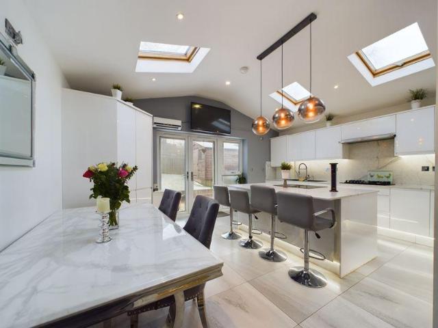5 bedroom semi detached house for sale