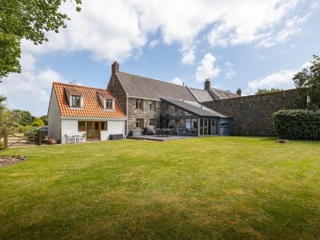 5 bedroom semi detached house for sale