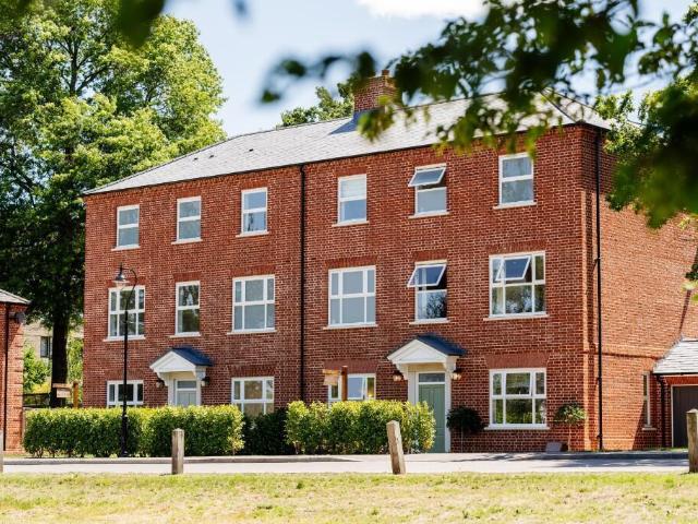 5 bedroom semi detached house for sale