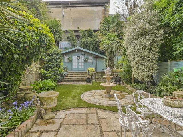 5 bedroom semi detached house for sale