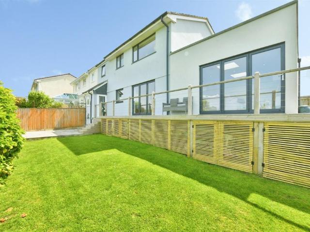 5 bedroom semi detached house for sale