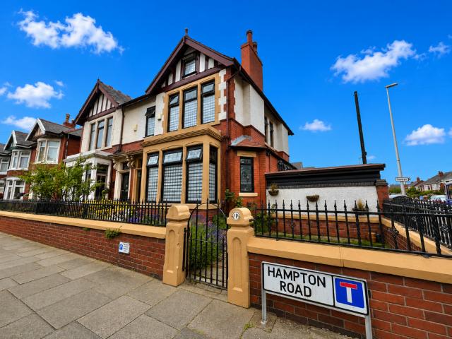 5 bedroom semi detached house for sale