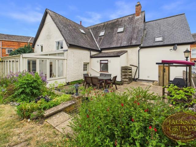 5 bedroom semi detached house for sale
