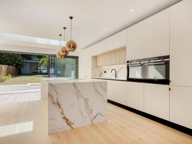 5 bedroom semi detached house for sale
