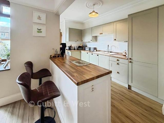 5 bedroom semi detached house for sale