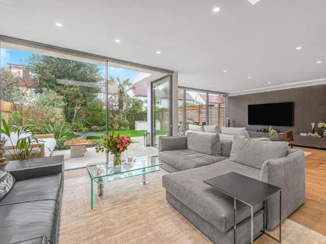 5 bedroom semi detached house for sale