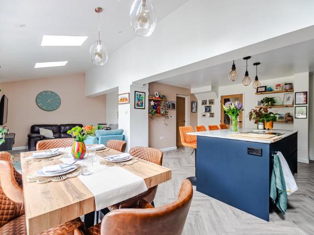 5 bedroom semi detached house for sale