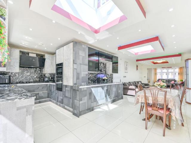 5 bedroom semi detached house for sale