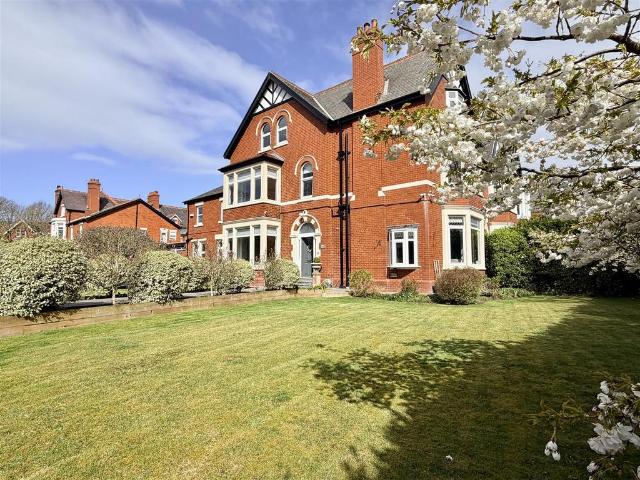 5 bedroom semi detached house for sale