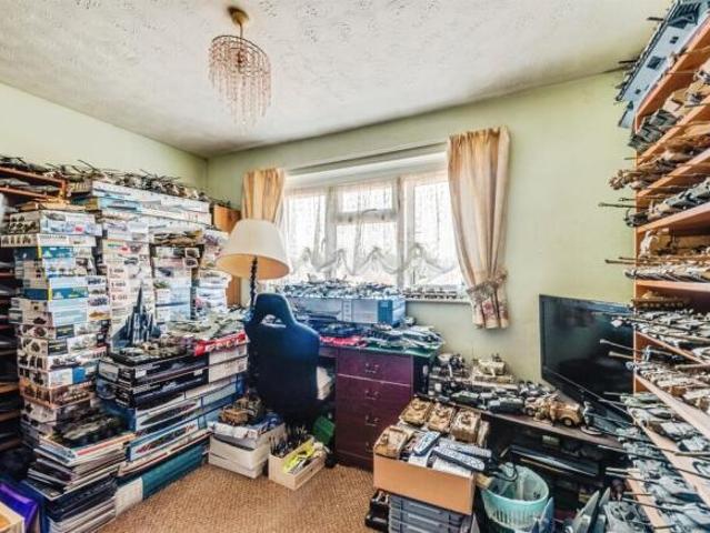 5 bedroom semi detached house for sale in Thames Avenue, Swindon, SN25
