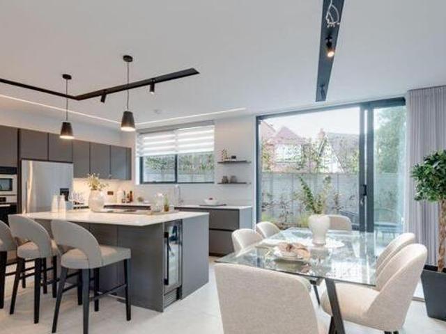 5 Bedroom Semi detached House For Sale In The Vale, Golders Green