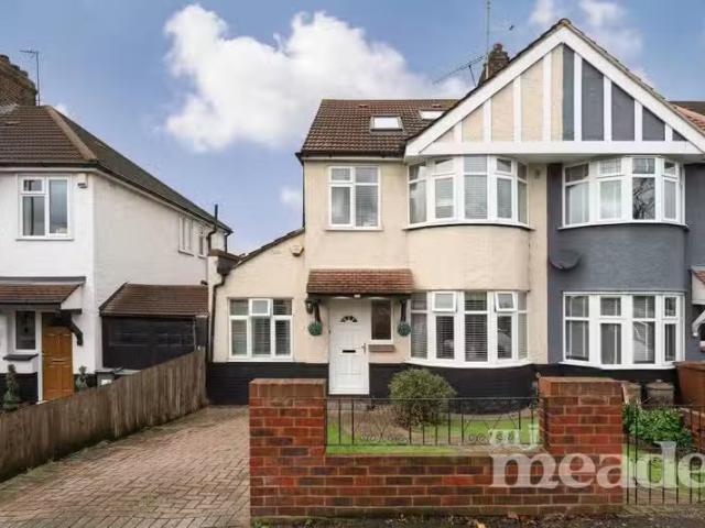 5 bedroom semi detached house for sale in Waltham Way, Chingfo.