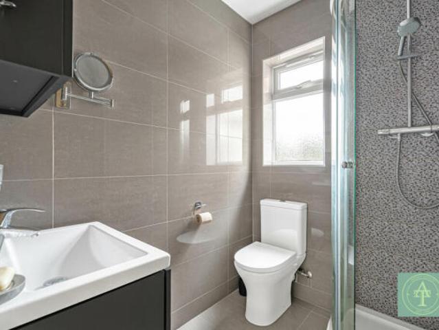 5 bedroom semi detached house for sale in Winchmore Hill Road, Winchmore Hill, London, N21