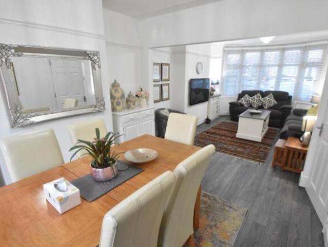 5 bedroom semi detached house for sale in Wychwood Avenue, Luton, Bedfordshire, LU2 7HT, LU2