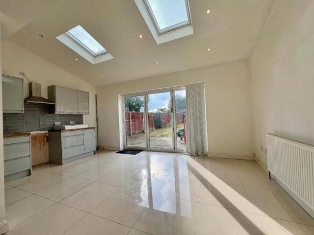 5 bedroom semi detached house for sale in Alexandra Avenue, Luton, Bedfordshire, LU3 1HE, LU3