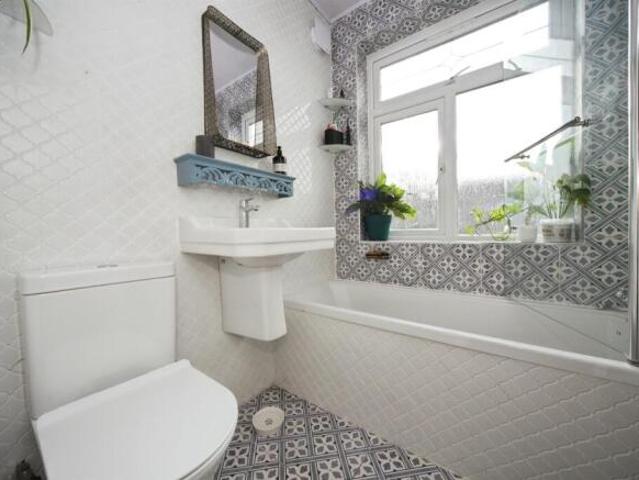 5 bedroom semi detached house for sale in Alexandra Avenue, Luton, LU3