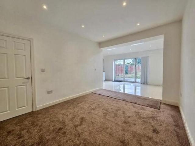 5 bedroom semi detached house for sale in Alexandra Avenue, Luton, LU3