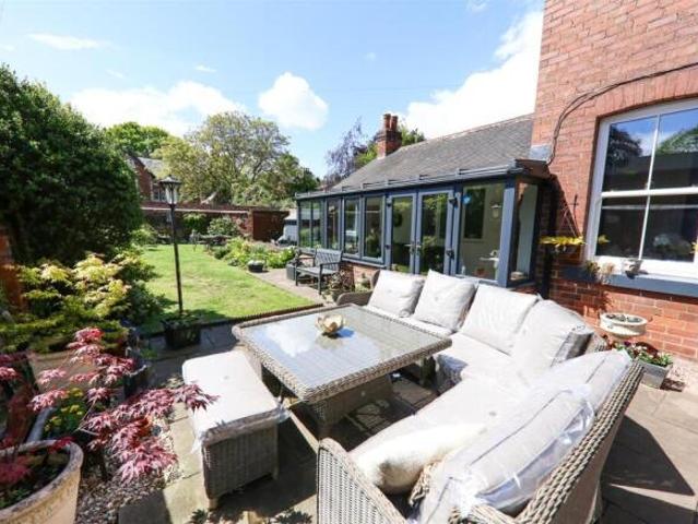5 bedroom semi detached house for sale in Axholme Road, Doncaster, DN2