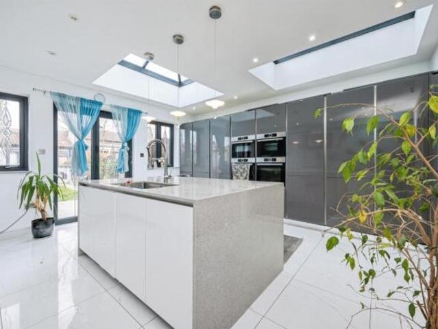 5 bedroom semi detached house for sale in Biscot Road, Luton, LU3