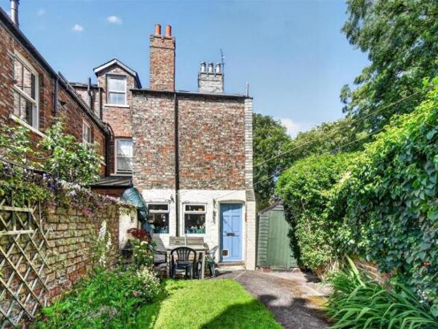 5 bedroom semi detached house for sale in Cromwell Road, York, YO1