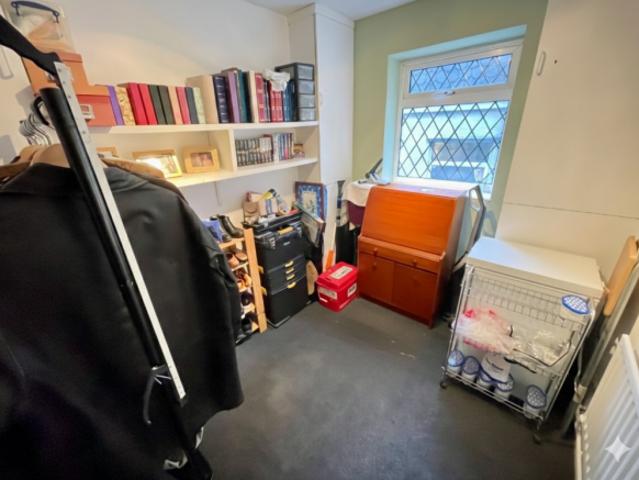 5 bedroom semi detached house for sale in Crescent Rise, Luton, Bedfordshire, LU2 0AT, LU2