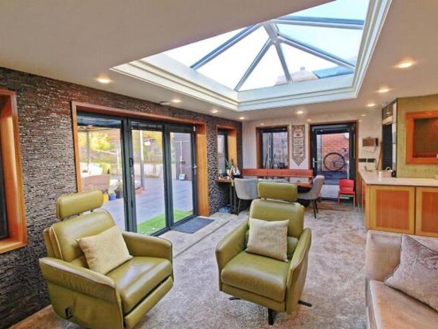 5 bedroom semi detached house for sale in Gwendolen Road, Leicester, LE5