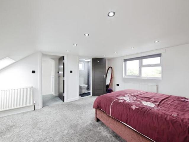 5 bedroom semi detached house for sale in Lakenheath, London, N14