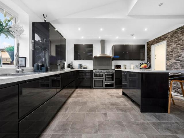 5 bedroom semi detached house for sale in Little Heath Road, Bexleyheath, DA7