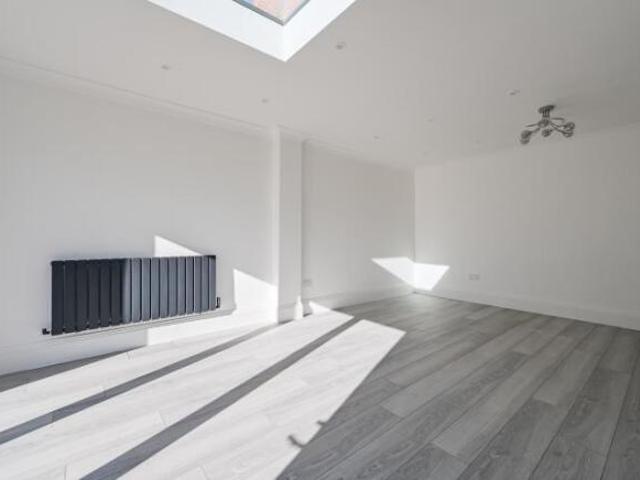 5 bedroom semi detached house for sale in Lukin Crescent, London, E4