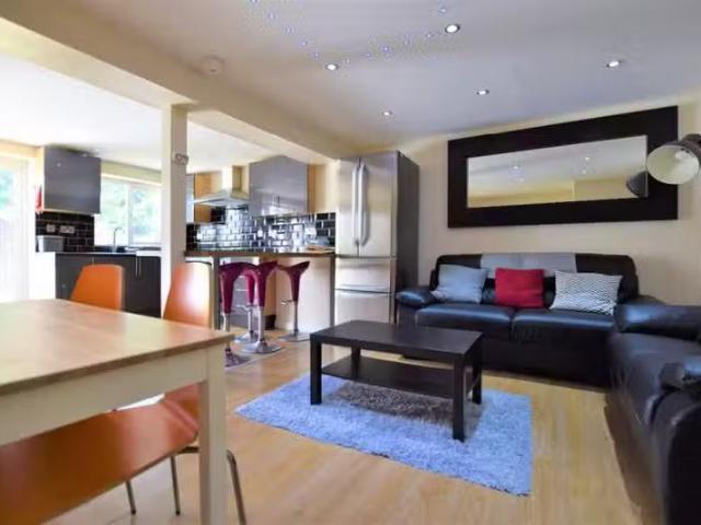 5 bedroom semi detached house for rent in 5 Bed Student Home.