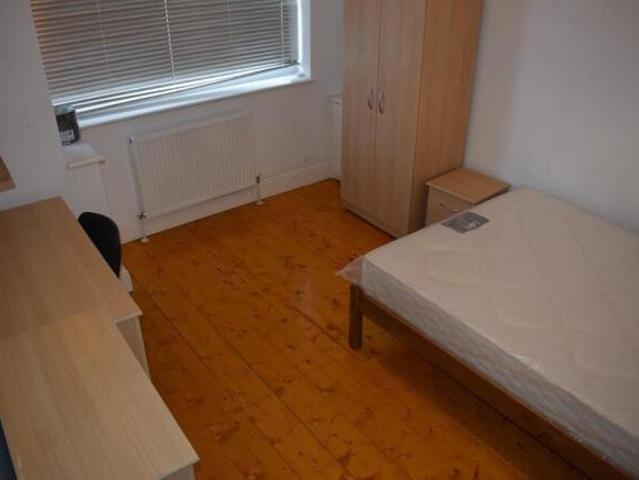 5 bedroom semi detached house for rent in 8 Braermar Road, M14