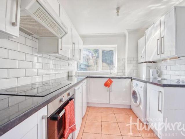 5 bedroom semi detached house for rent in 19 Mead Way, Close to Town, CT2