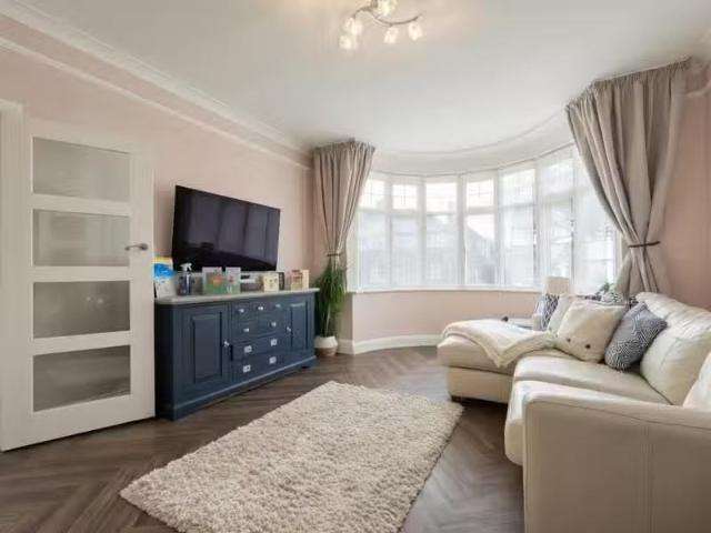 5 bedroom semi detached house for rent in The Grove, Edgware.