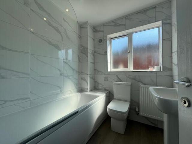 5 bedroom semi detached house for rent in Wainwright Avenue, Hamilton, LE5
