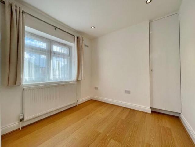 5 bedroom semi detached house for rent in Woodcote Avenue, Mill Hill, NW7