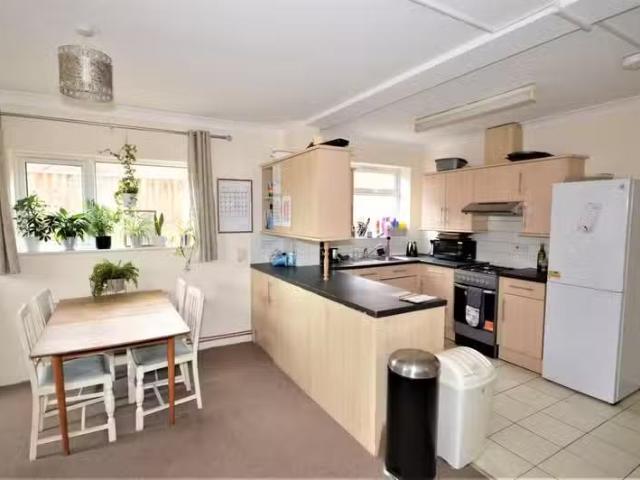 5 bedroom semi detached house for rent in Wycliffe Road, Winto.