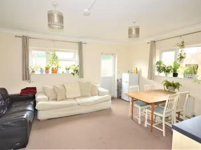 5 bedroom semi detached house for rent in Wycliffe Road, Winto.