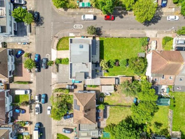 5 bedroom semi detached house for rent in Barnfield, New Malden, KT3