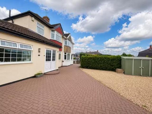 5 bedroom semi detached house for rent in Boverton Road, Filto.