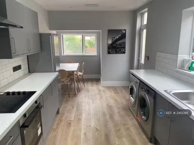 5 bedroom semi detached house for rent in Brook Road, Bristol.