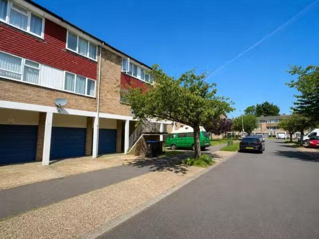 5 bedroom semi detached house for rent in Breaks Road, Hatfiel.
