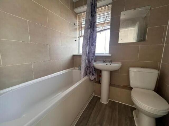 5 bedroom semi detached house for rent in Castlecroft Road, Luton, Beds, LU1