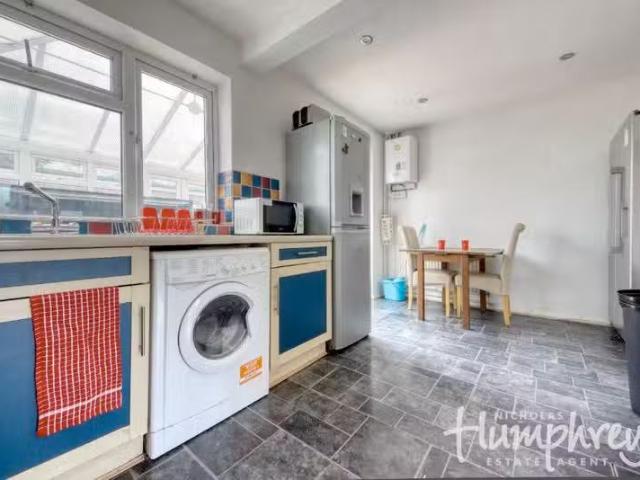 5 bedroom semi detached house for rent in College Road, opposi.