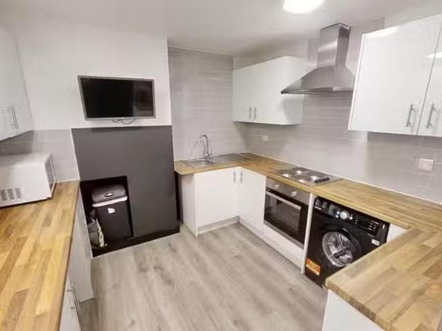 5 bedroom semi detached house for rent in Cleve Road, Filton.