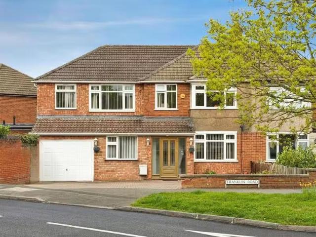 5 bedroom semi detached house for rent in Franklin Road, Whitn.