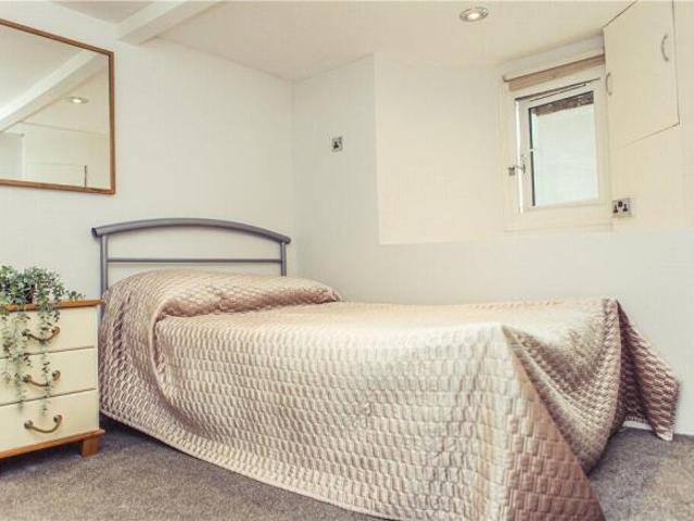 5 bedroom semi detached house for rent in Gardner Road, Guildford, Surrey, GU1