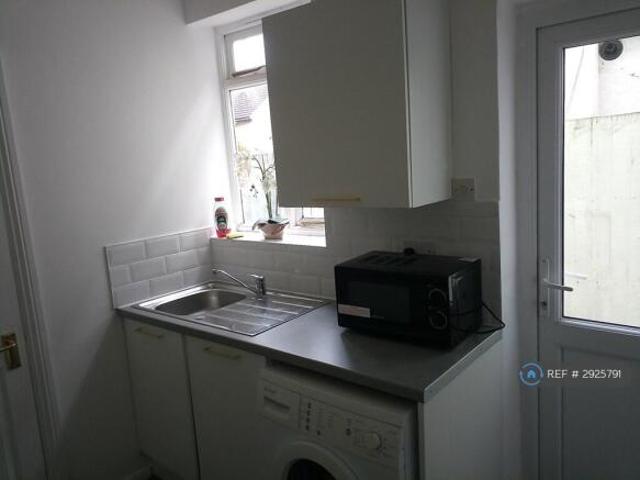 5 bedroom semi detached house for rent in Gordon Road, Southend On Sea, SS1